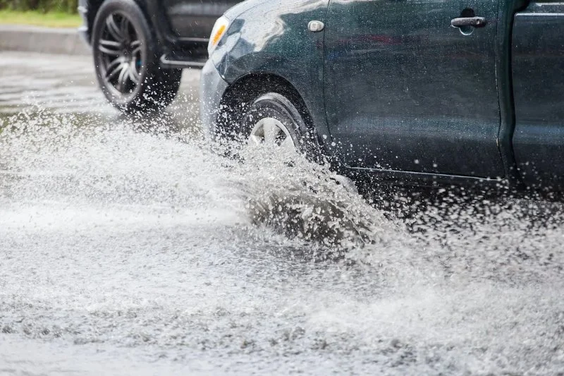 What Is Hydroplaning and How to Avoid It – Essential Driving Safety Tips